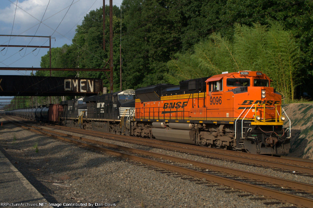 BNSF SD70ACe 9096 leads K042-04